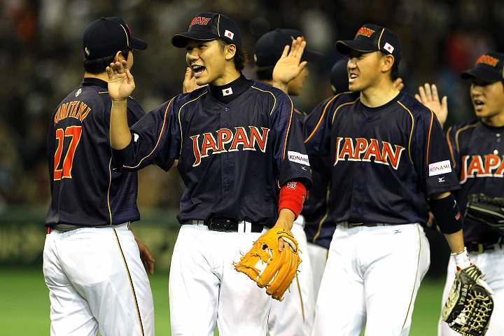 「素晴らしいスポーツマンシップ」10年前に侍ジャパンが見せた“美しいワンシーン”をWBC公式が称賛！ 敗戦後の振る舞いが再び話題に | THE DIGEST