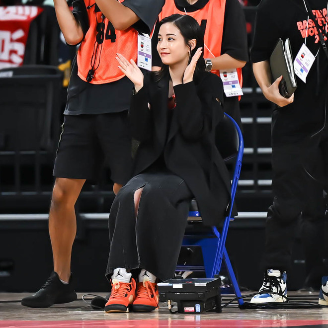 【PHOTO】輝く笑顔で中継を盛り上げた“バスケW杯テレビ朝日スペシャルブースター”広瀬すずを特集！ | THE DIGEST