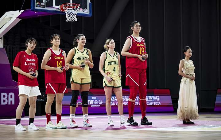 バスケ界に衝撃を与えた223cm中国17歳女子が語った将来の夢「理解できるかは別として英語は確実に勉強しないと」 | THE DIGEST