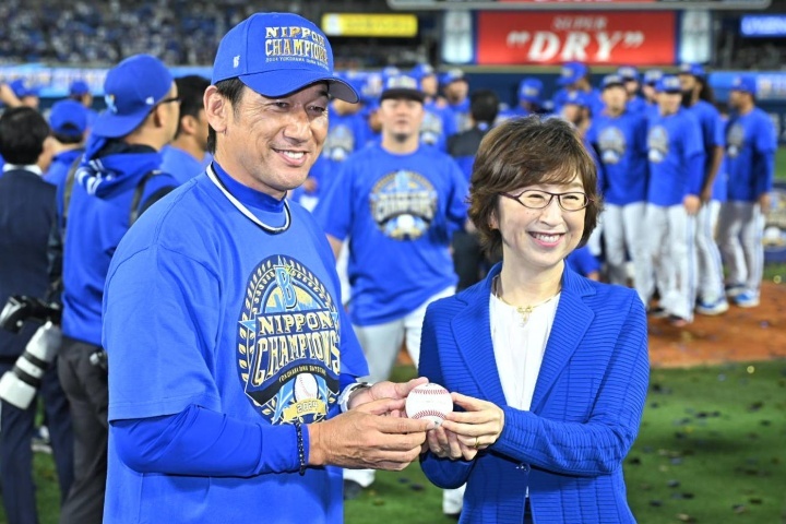 「ファンから最も愛される球団オーナー」26年ぶりのビールかけにも参加したDeNA南場智子氏。丁寧に握手、選手を労う姿に感動の声 | THE DIGEST