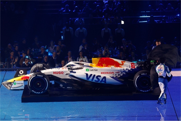 「美しいカラーリング」レーシングブルズの新車「VCARB02」を専門メディアは称賛する一方で「白いレッドブル？」 角田裕毅は「これまでに見た中 ...