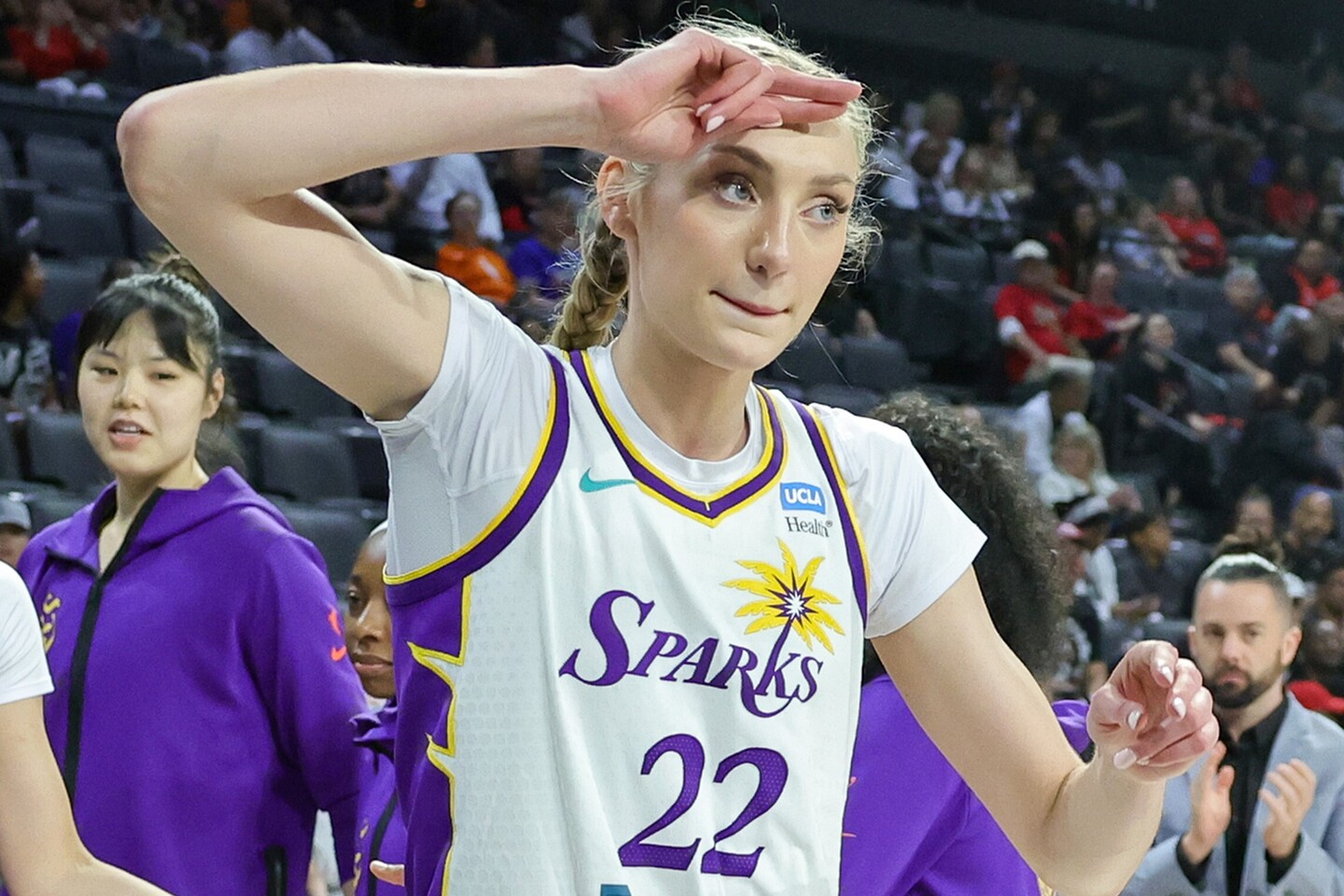 193cmバスケ美女の“長すぎる美脚”にNBAスターも三度見！ デュラントの行動から考えられる2つの理由を英紙が指摘 | THE DIGEST